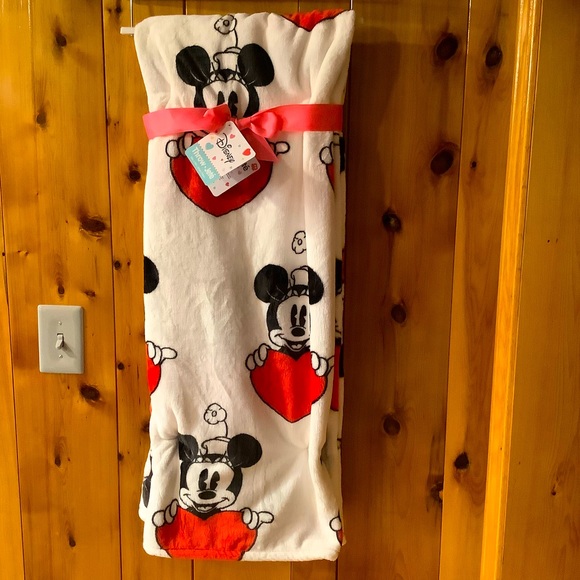 Disney | Holiday | Disney Oversized Love Hearts Minnie Throw | Poshmark